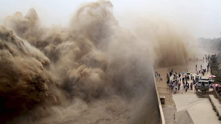 Clearing Out China's Yellow River Of Silt • Lazer Horse