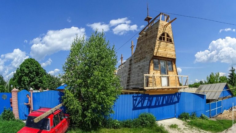Russian Builds 16th Century Galleon In Garden • Lazer Horse